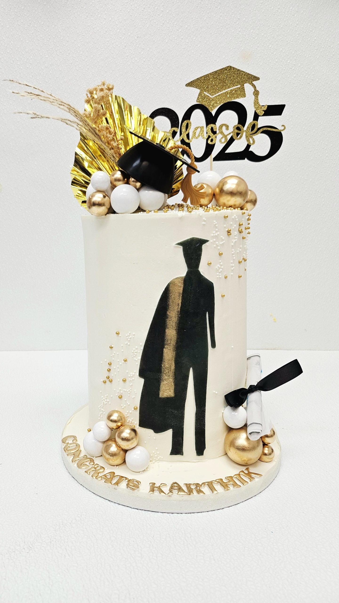 Class of 2025 – Golden Graduate | Neron Cakes & Events